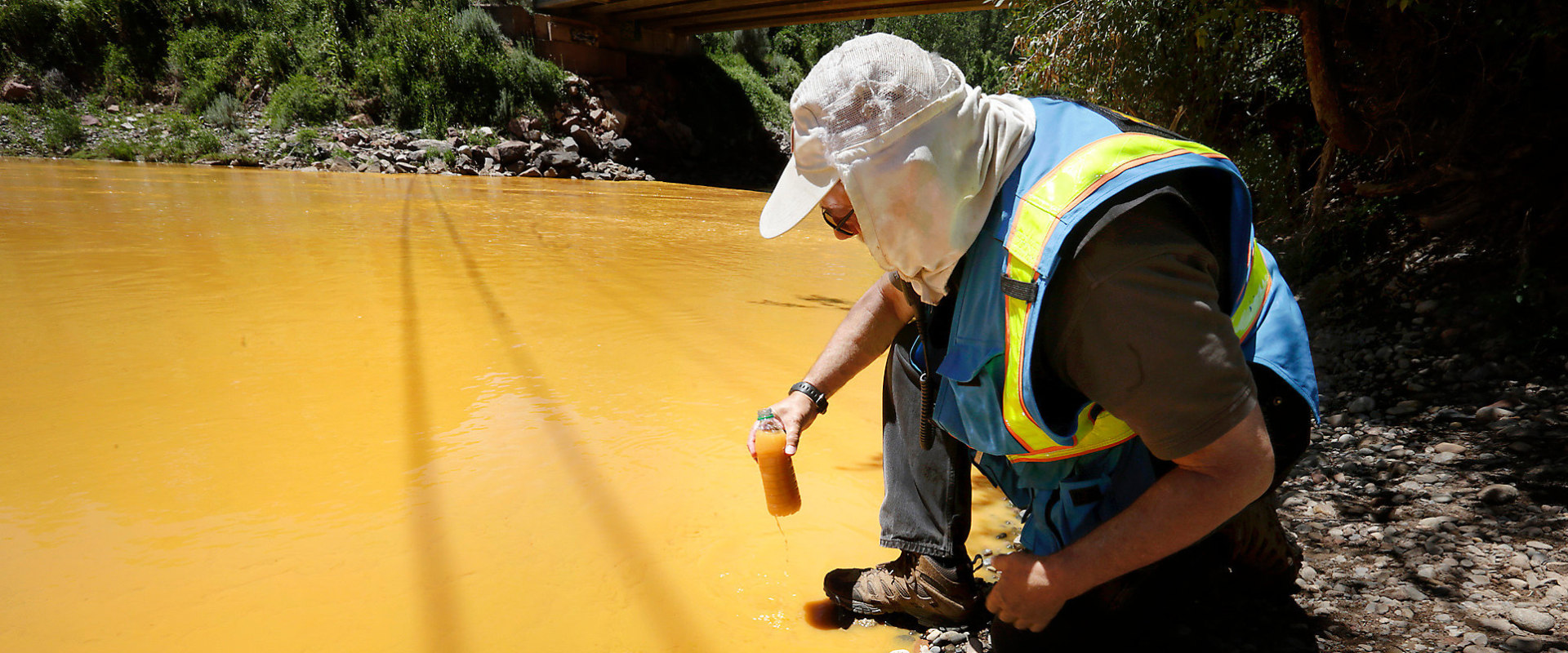 Is gold toxic to the environment?
